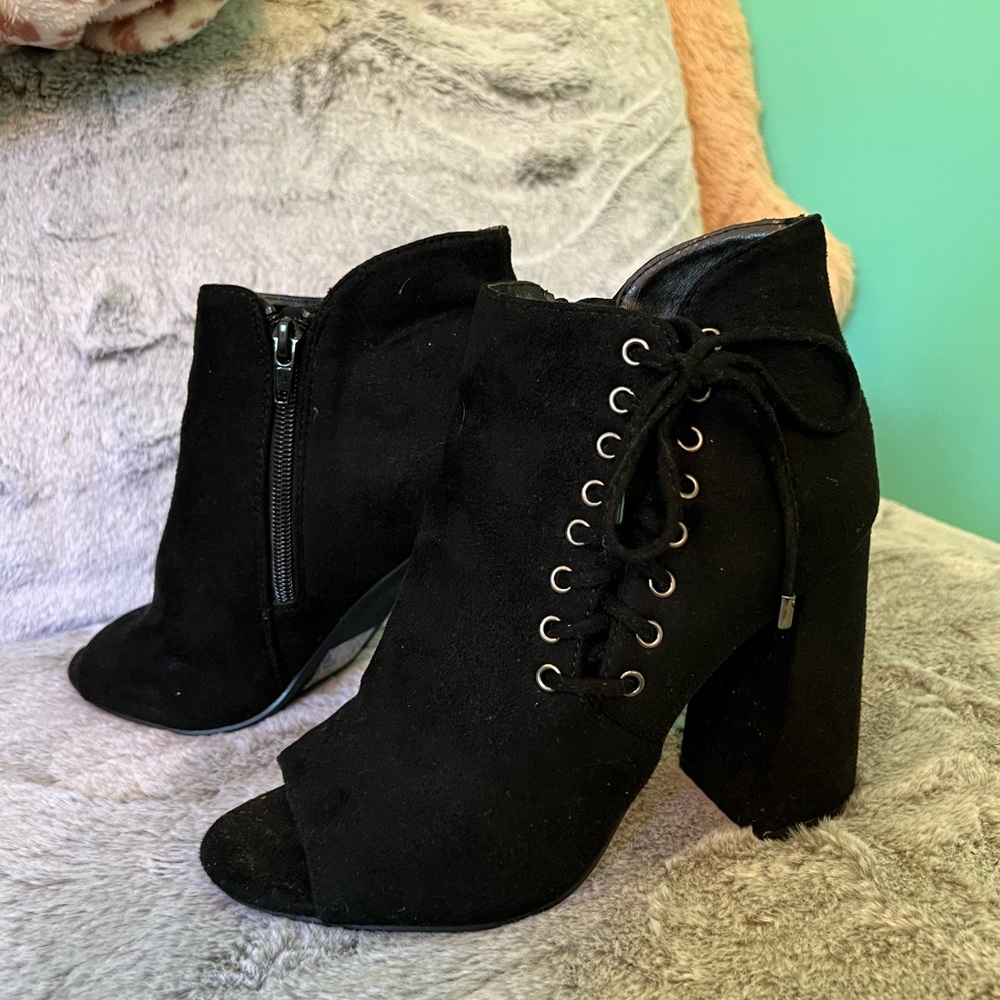 Y-Not Size 7 Black Lace Up Heels - Gem
